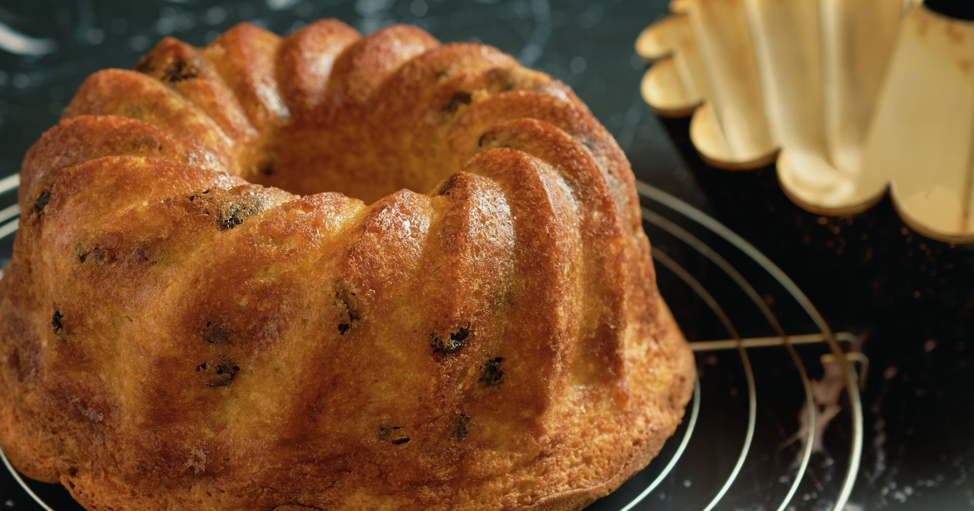 Kuchen aus der Form holen